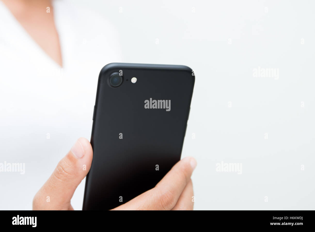 Hand holding phone back hi-res stock photography and images - Alamy