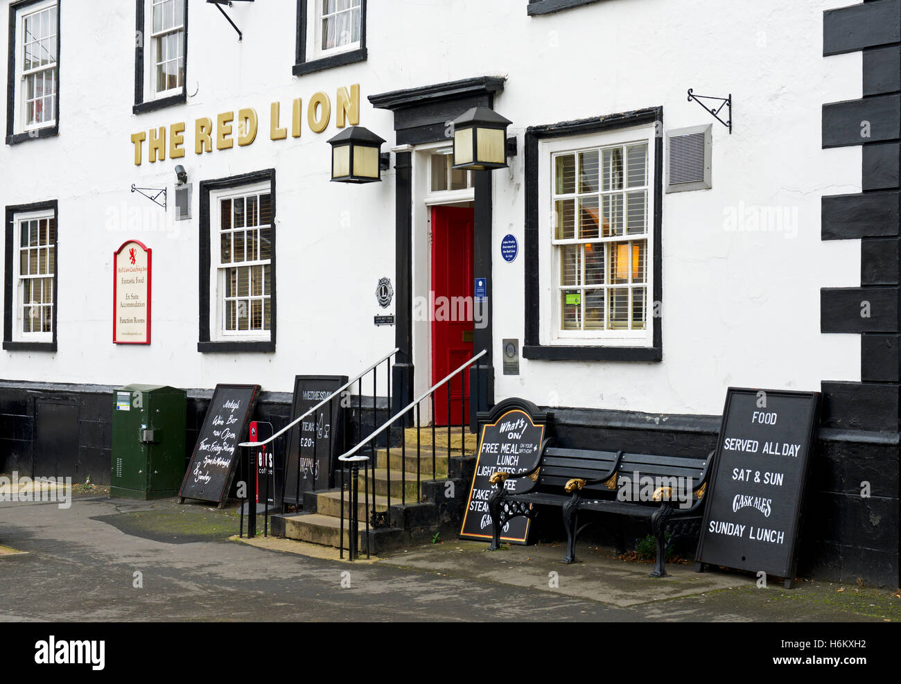Red lion pub public house hi-res stock photography and images - Alamy