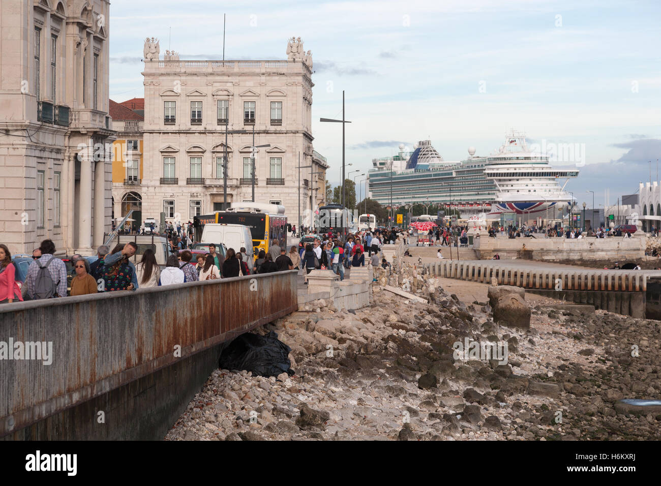 Lisbon waterfront hi-res stock photography and images - Alamy