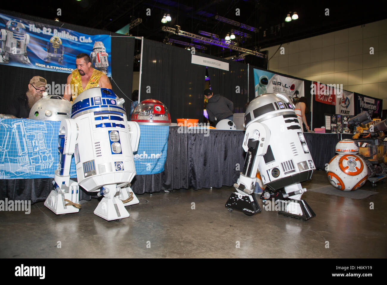 STAN LEE LA COMIC CON: Replica of R2 Unit Droids from the Star Wars ...