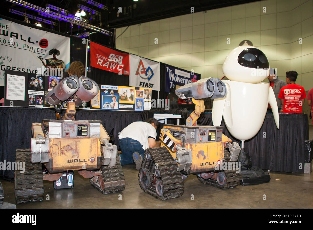 STAN LEE LA COMIC CON: Replica of the robots Wall-E and Eva from the ...