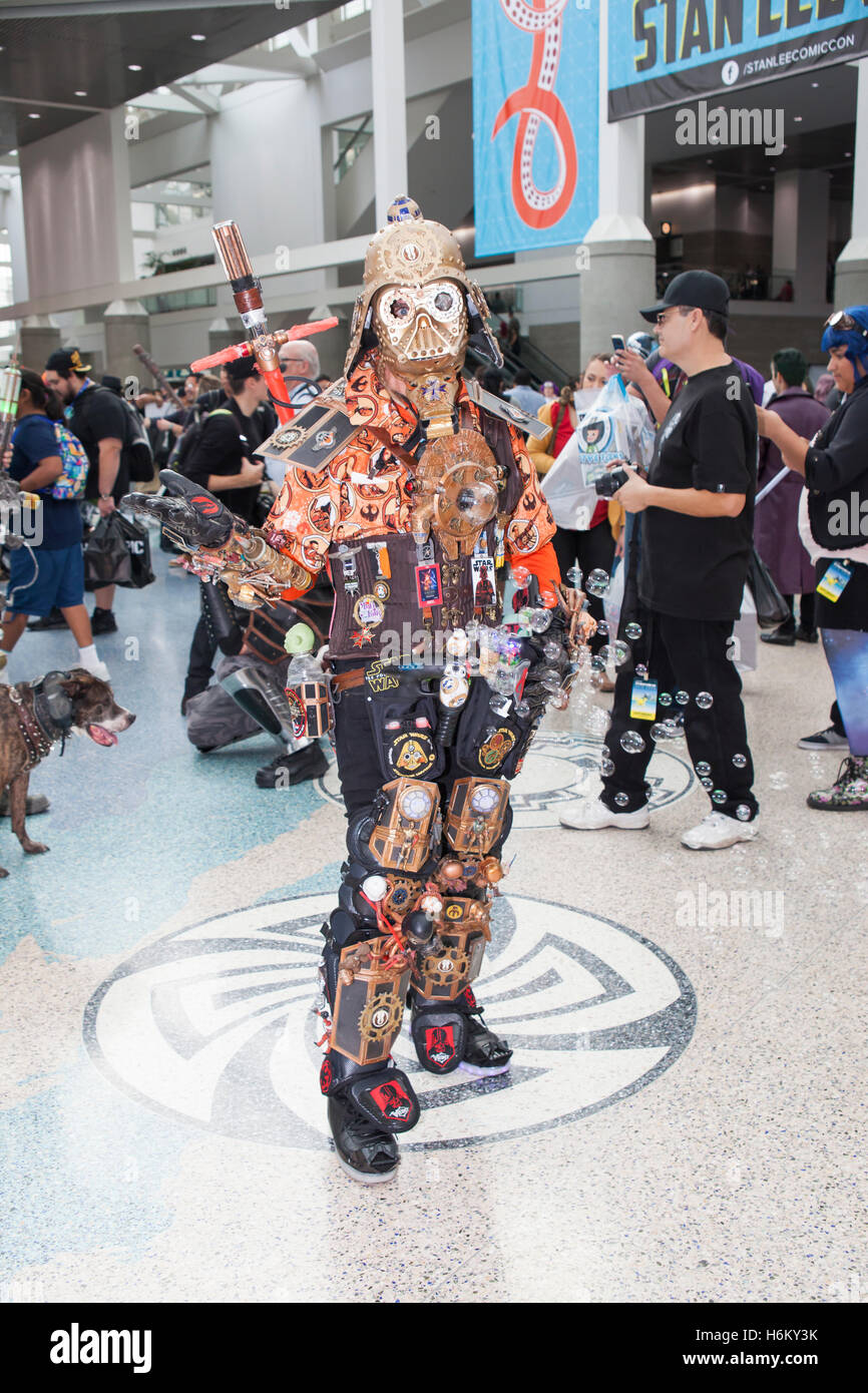 STAN LEE LA COMIC CON: A cosplayer from the Star Wars Steampunk ...