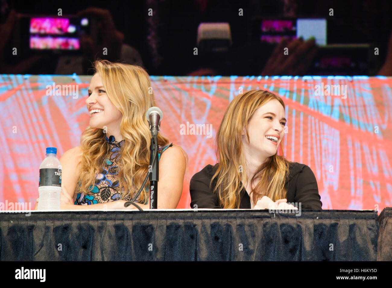 STAN LEE LA COMIC CON: The cast of the CW TV show The Flash. Candice ...