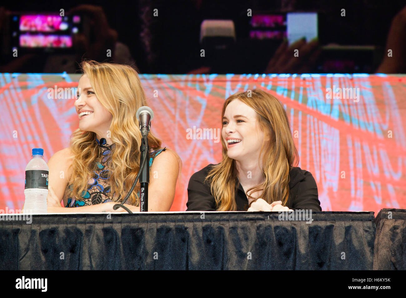 STAN LEE LA COMIC CON: The cast of the CW TV show The Flash. Candice ...