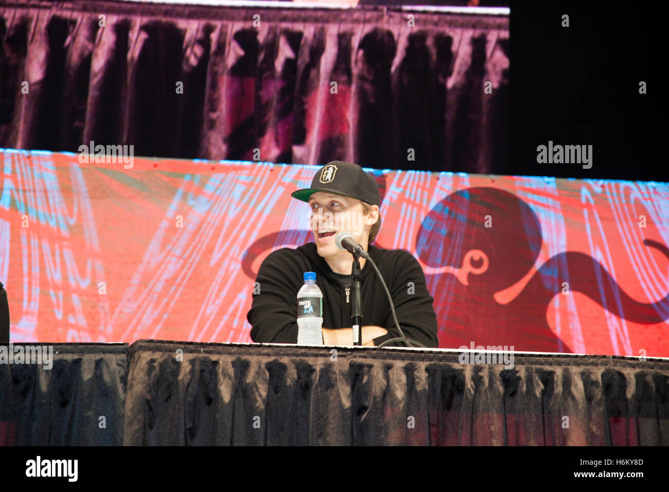 STAN LEE LA COMIC CON: The cast of the CW TV show The Flash. Candice ...