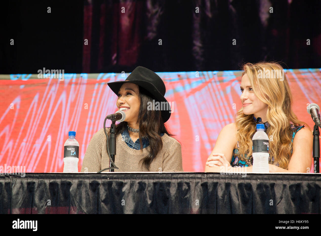 STAN LEE LA COMIC CON: The cast of the CW TV show The Flash. Candice ...