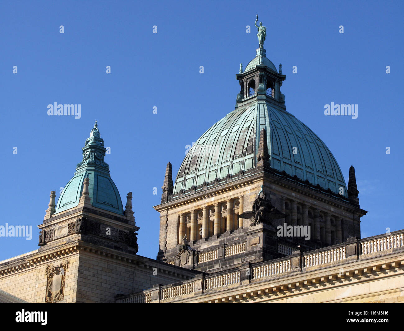 Copper buildings hi-res stock photography and images - Alamy