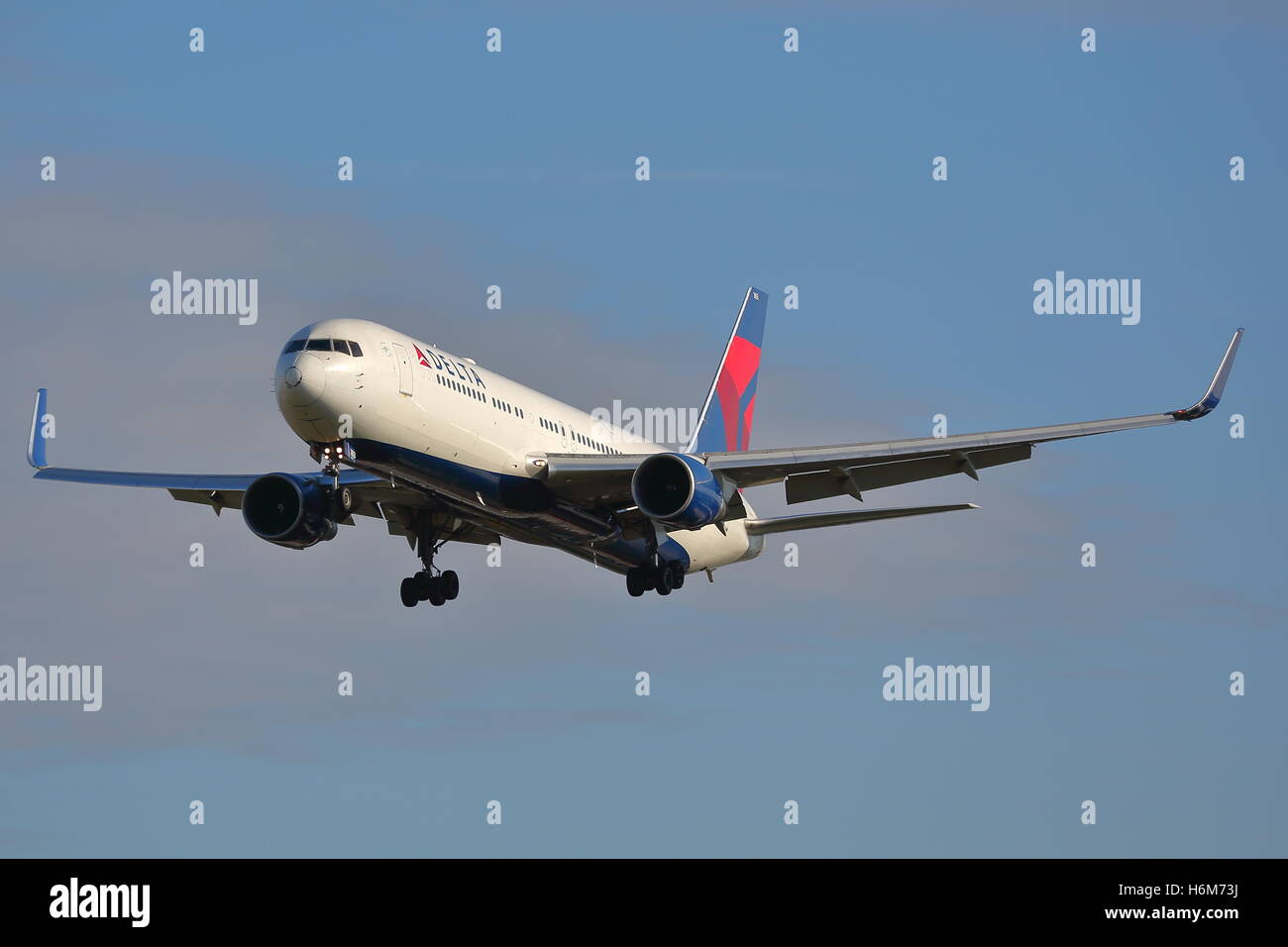 Delta jet landing atlanta airport hi-res stock photography and images ...