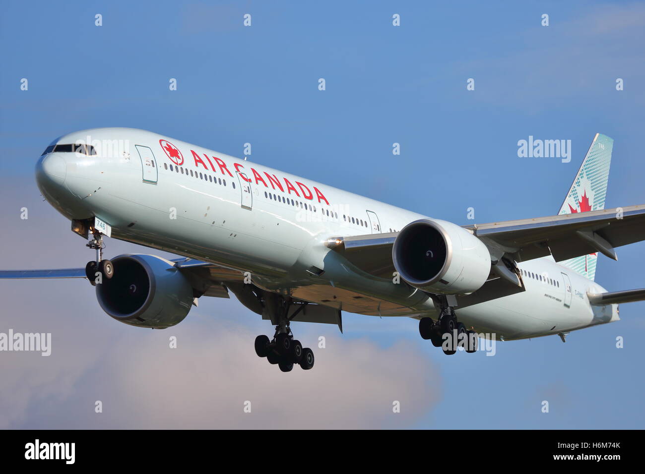 Air canada boeing 777 arriving hi-res stock photography and images - Alamy