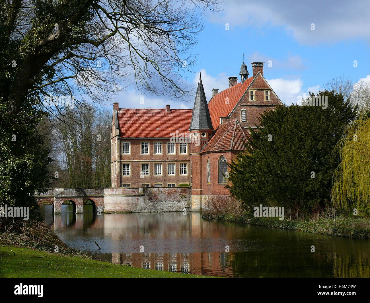 Hulshoff water castle hi-res stock photography and images - Alamy