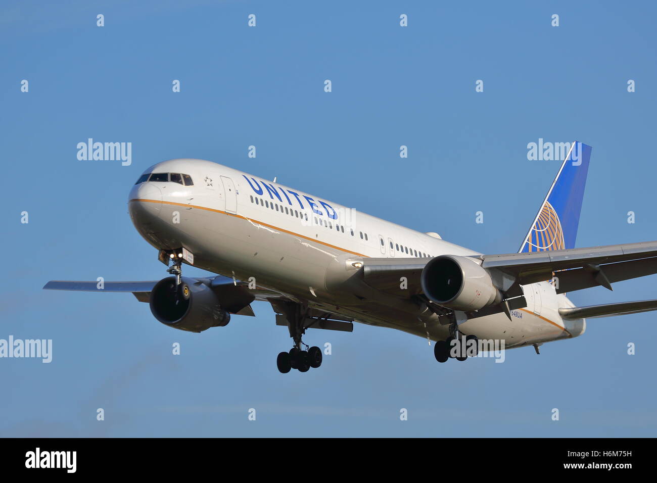 Boeing 767 landing hi-res stock photography and images - Alamy