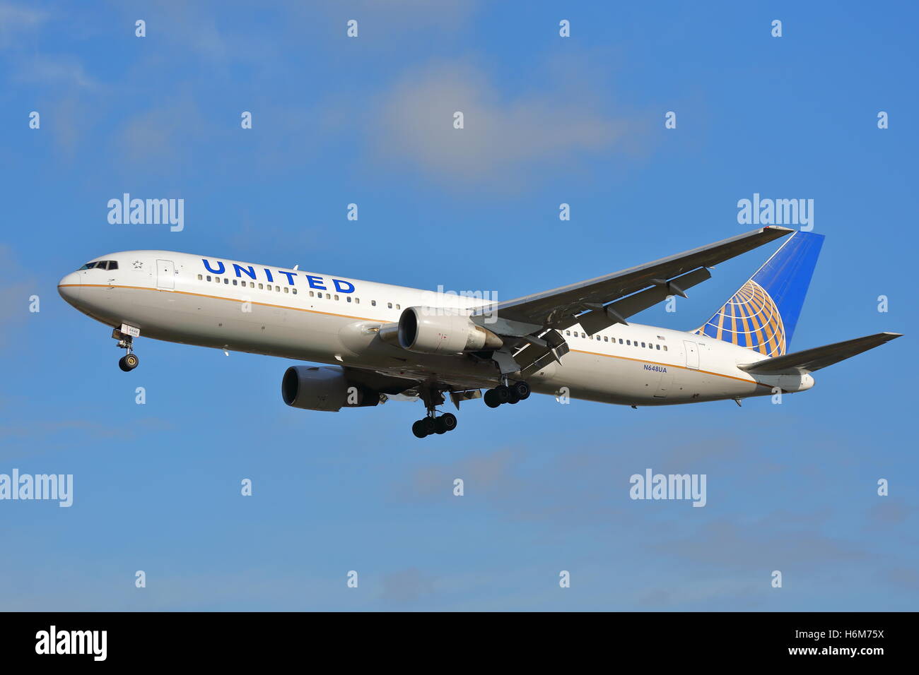 United Airlines Boeing 767-322ER N648UA landing from London Heathrow ...