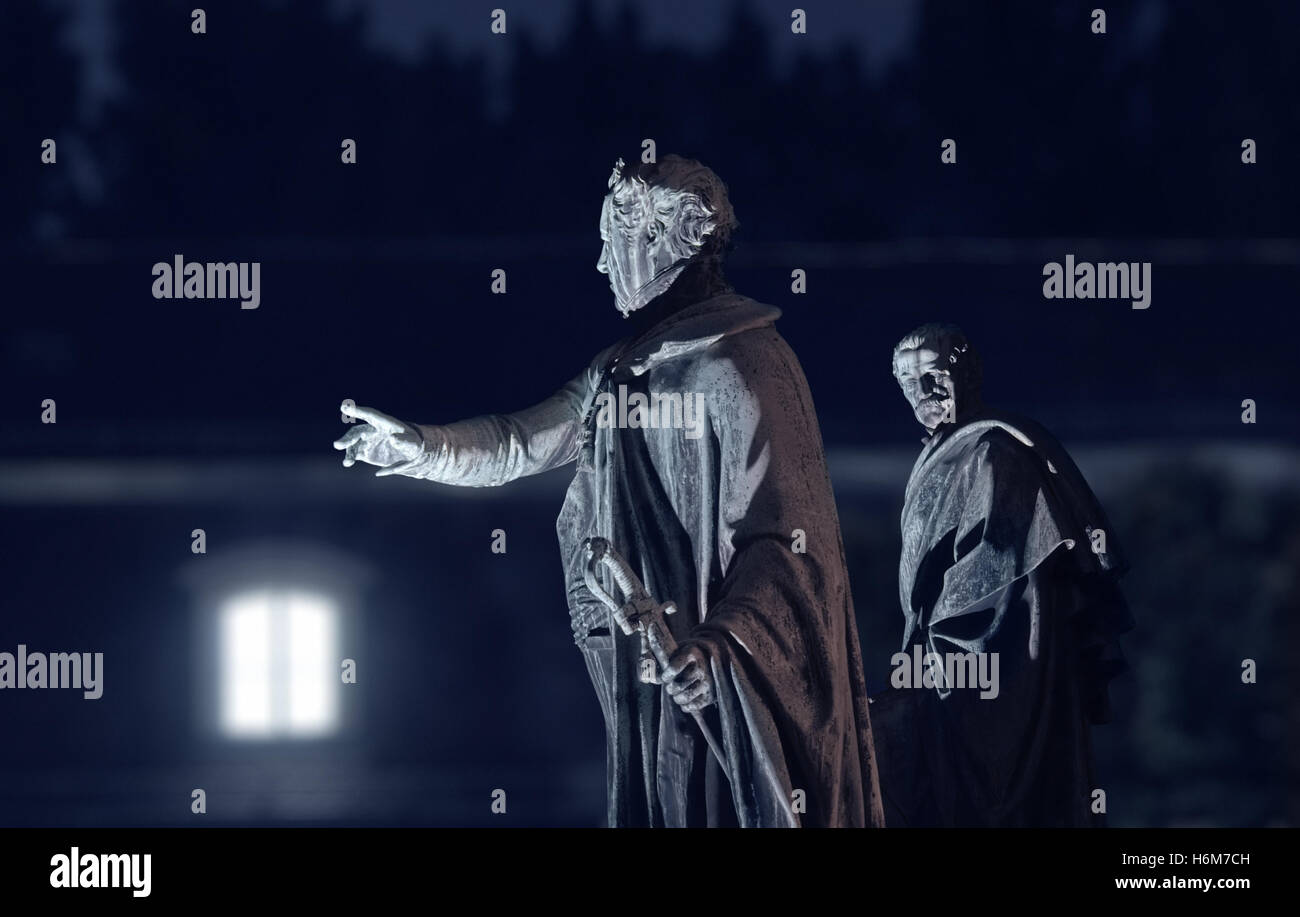 Two stone men statues hi-res stock photography and images - Alamy