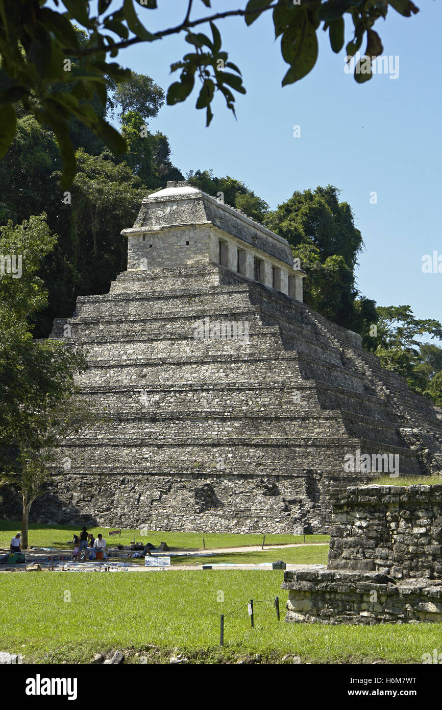 Maya statues hi-res stock photography and images - Alamy