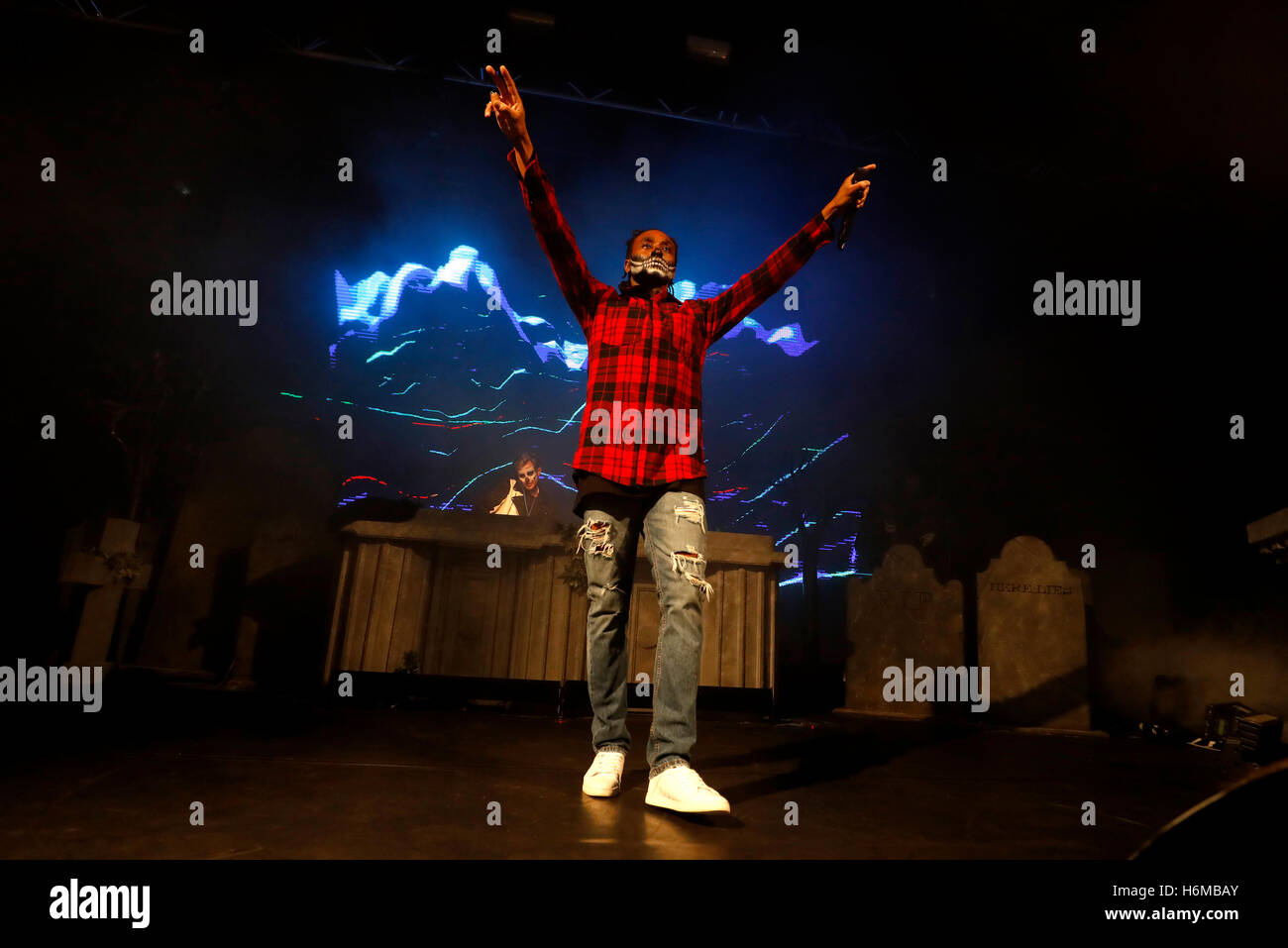 Performing with sigma hi-res stock photography and images - Alamy