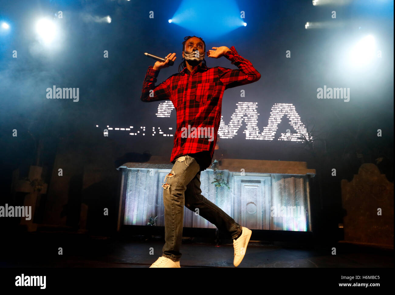 Performing with sigma hi-res stock photography and images - Alamy