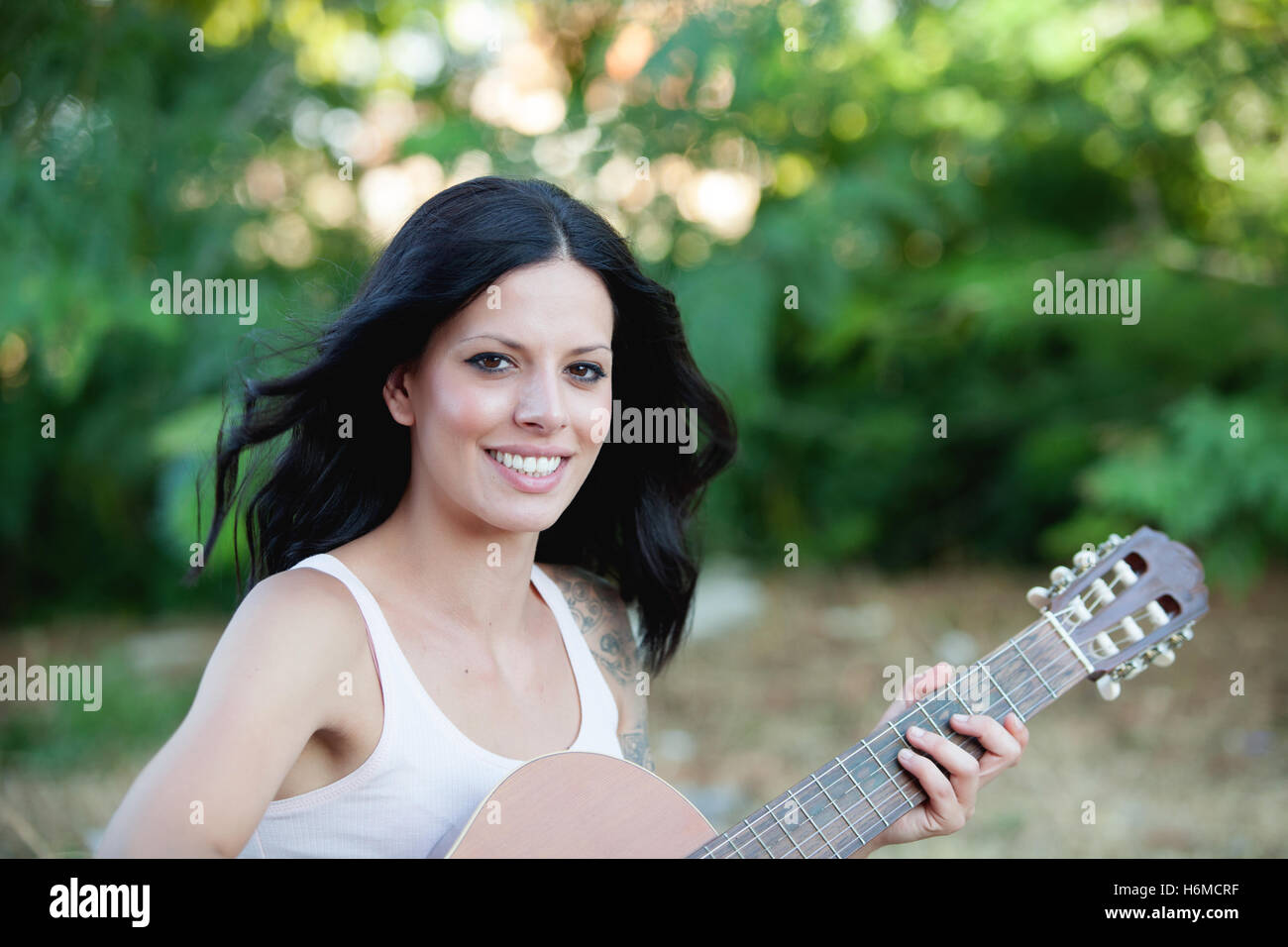 Female guitarist outside hi-res stock photography and images - Alamy