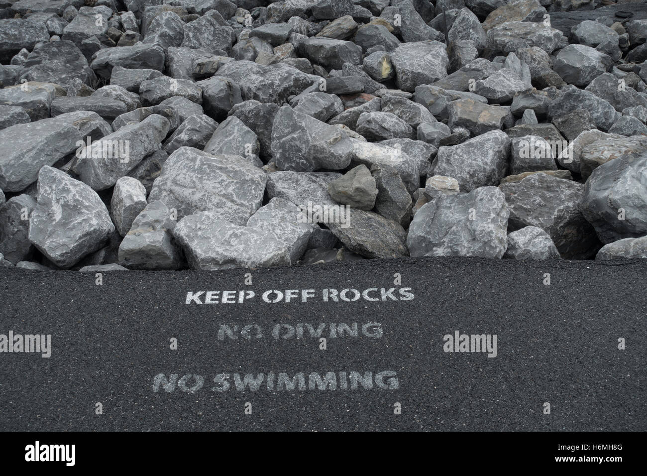 keep off the rocks sign Stock Photo - Alamy
