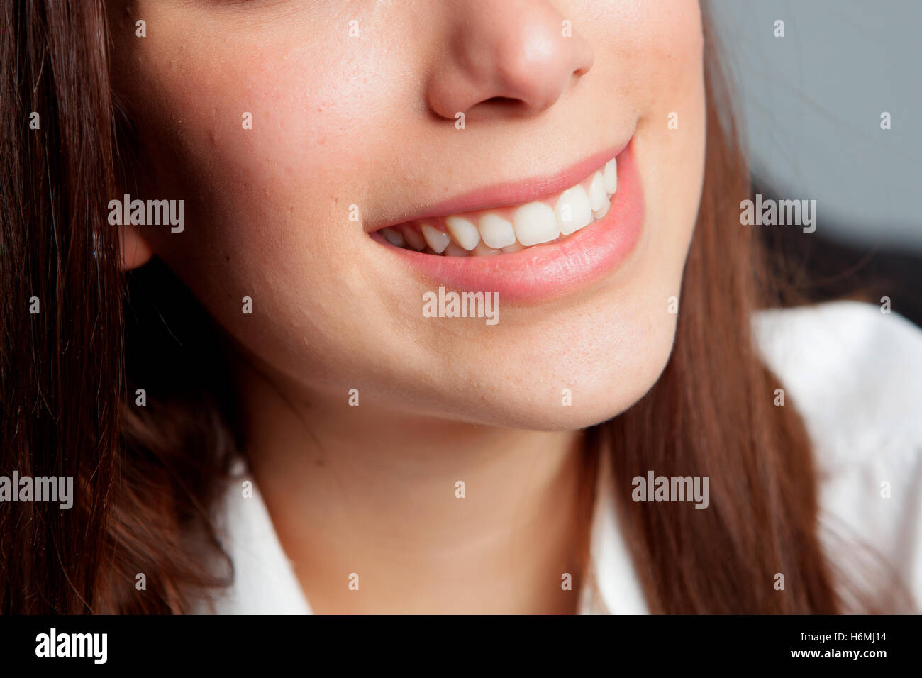 Girl smilig with a beautiful and white teeth Stock Photo - Alamy