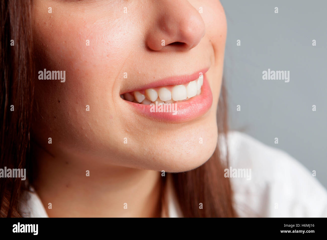 Girl smilig with a beautiful and white teeth Stock Photo - Alamy