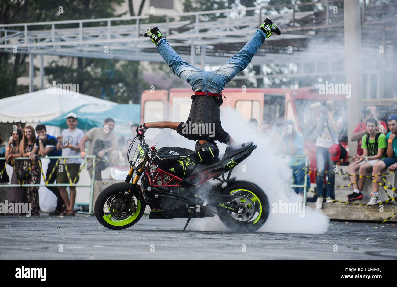 Extreme motorcycle stunt performer hi-res stock photography and images ...