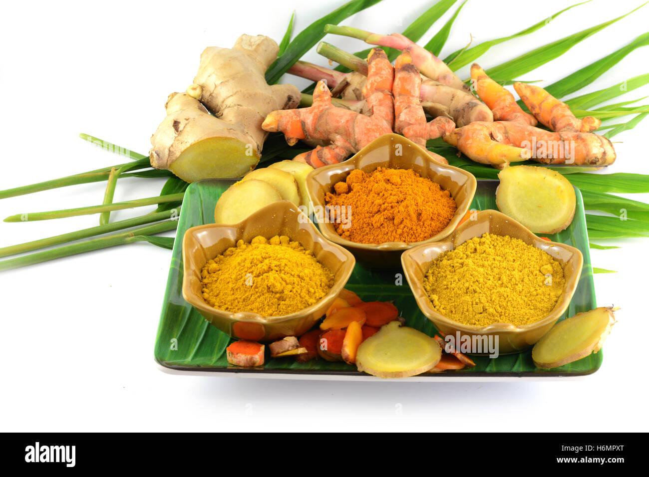 Turmeric roots and powder Stock Photo - Alamy