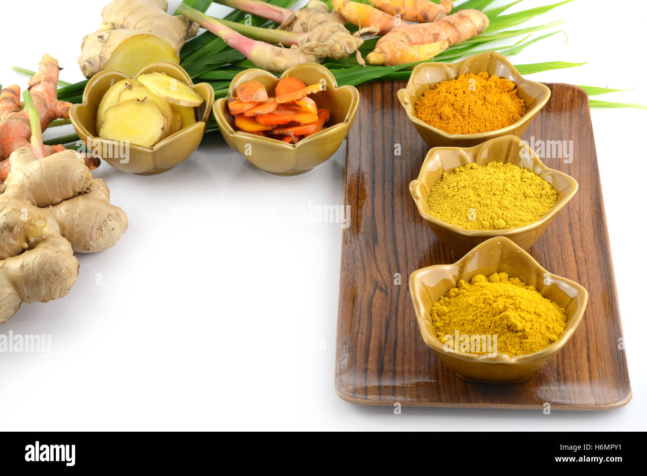 Turmeric roots and powder Stock Photo - Alamy
