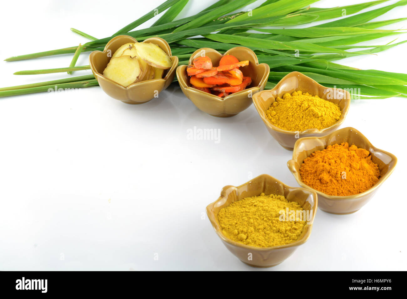 Turmeric roots and powder Stock Photo - Alamy