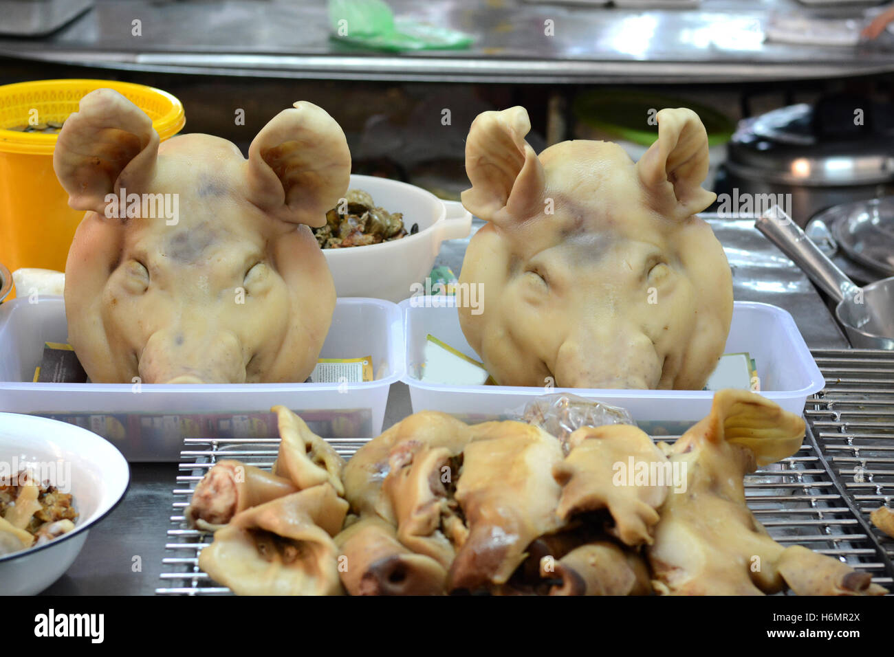 Pig's head chopped off in market Stock Photo - Alamy