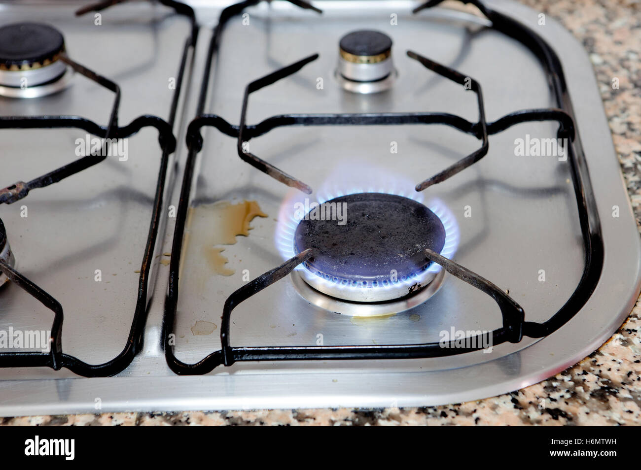 Traditional Kitchen with four-burner butane gas Stock Photo - Alamy