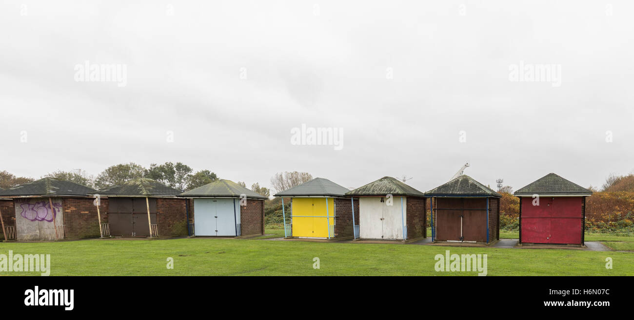 Run down old beach huts hi-res stock photography and images - Alamy