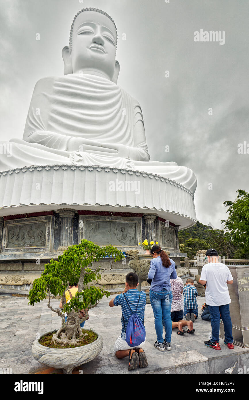 Shakyamuni Buddha Statue. Ba Na Hills Mountain Resort, Da Nang, Vietnam ...