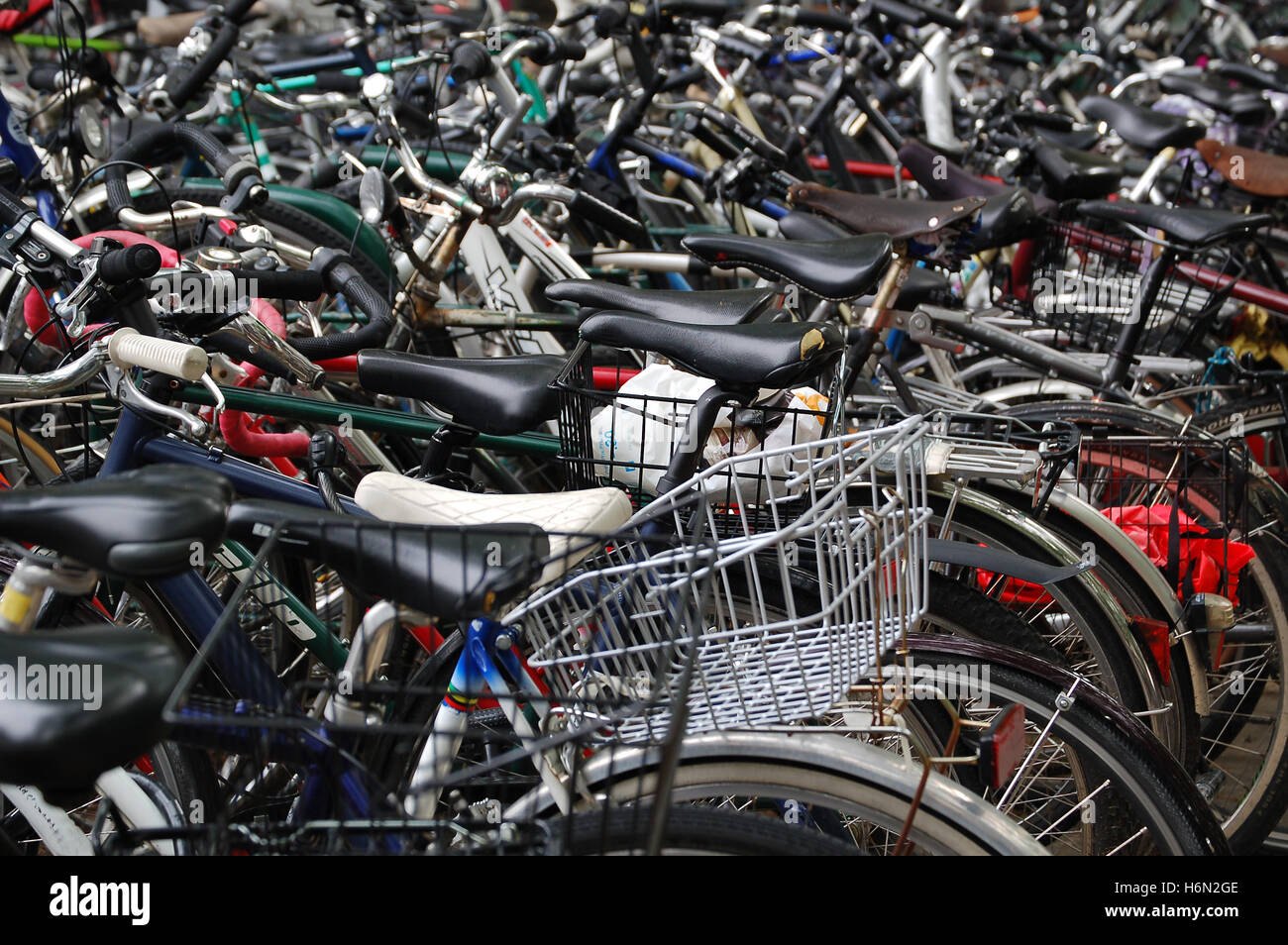 Cycles stand hi-res stock photography and images - Alamy