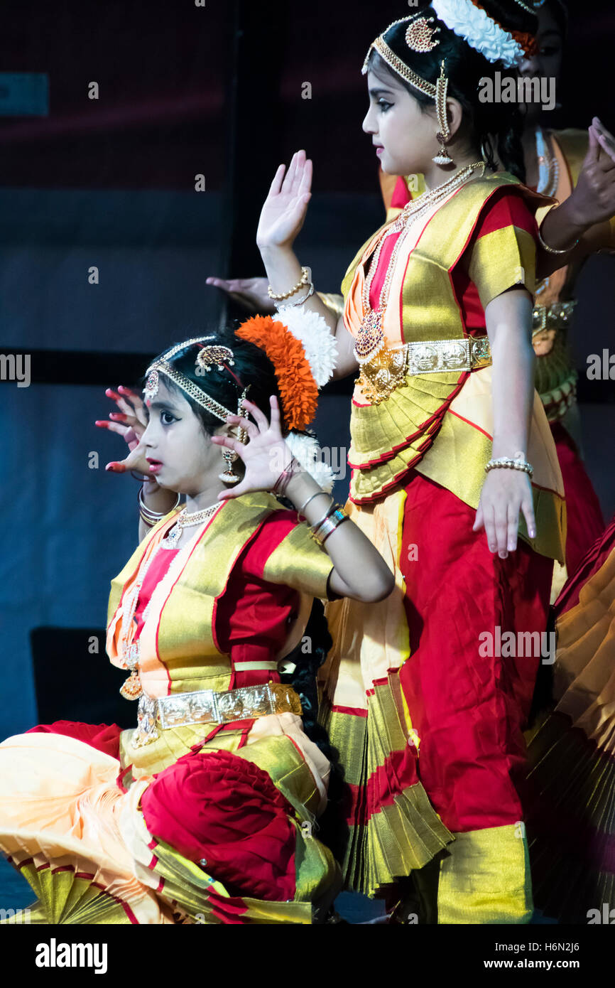 Traditional indian dance diwali festival hi-res stock photography and ...
