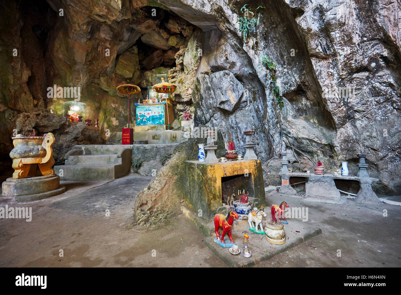 Linh Nham Cave. Thuy Son Mountain, The Marble Mountains, Da Nang ...