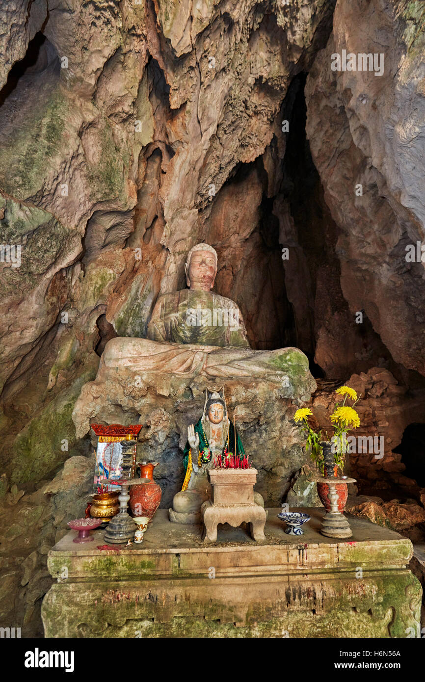 Seated Buddha statue in Tang Chon Cave. Thuy Son Mountain, The Marble ...