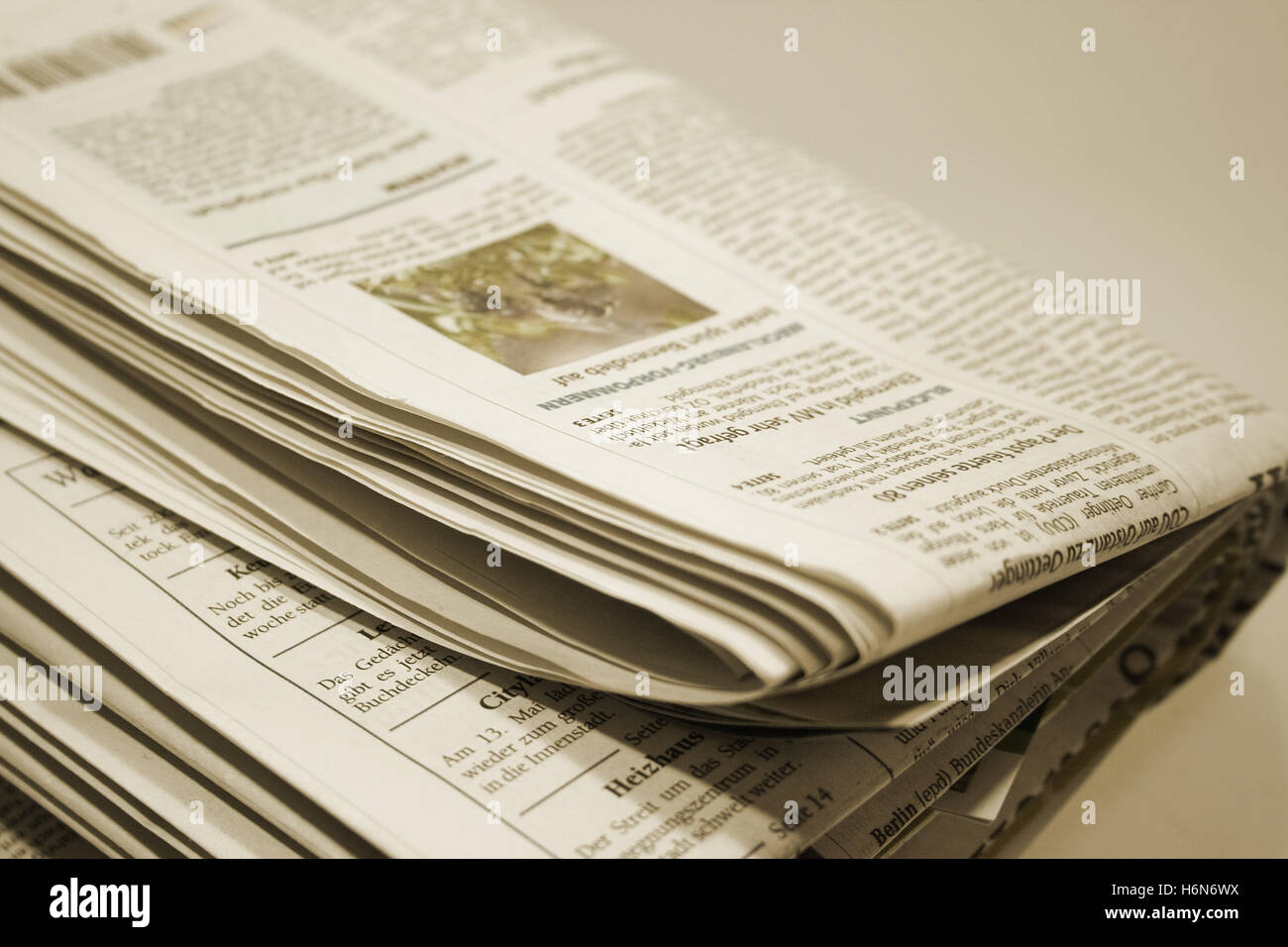 Scanning papers hi-res stock photography and images - Alamy