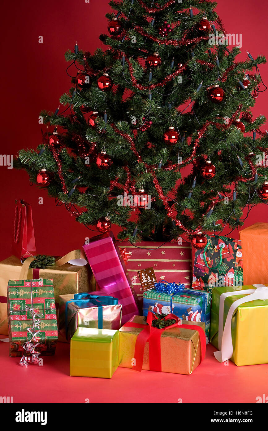 presents under the tree Stock Photo - Alamy