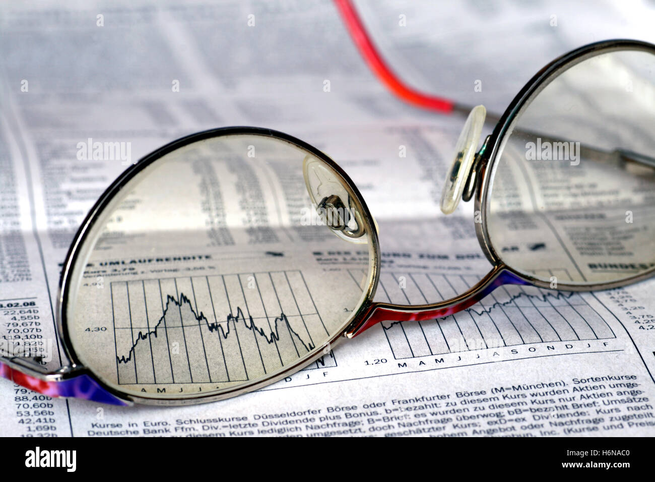 Share price hi-res stock photography and images - Alamy