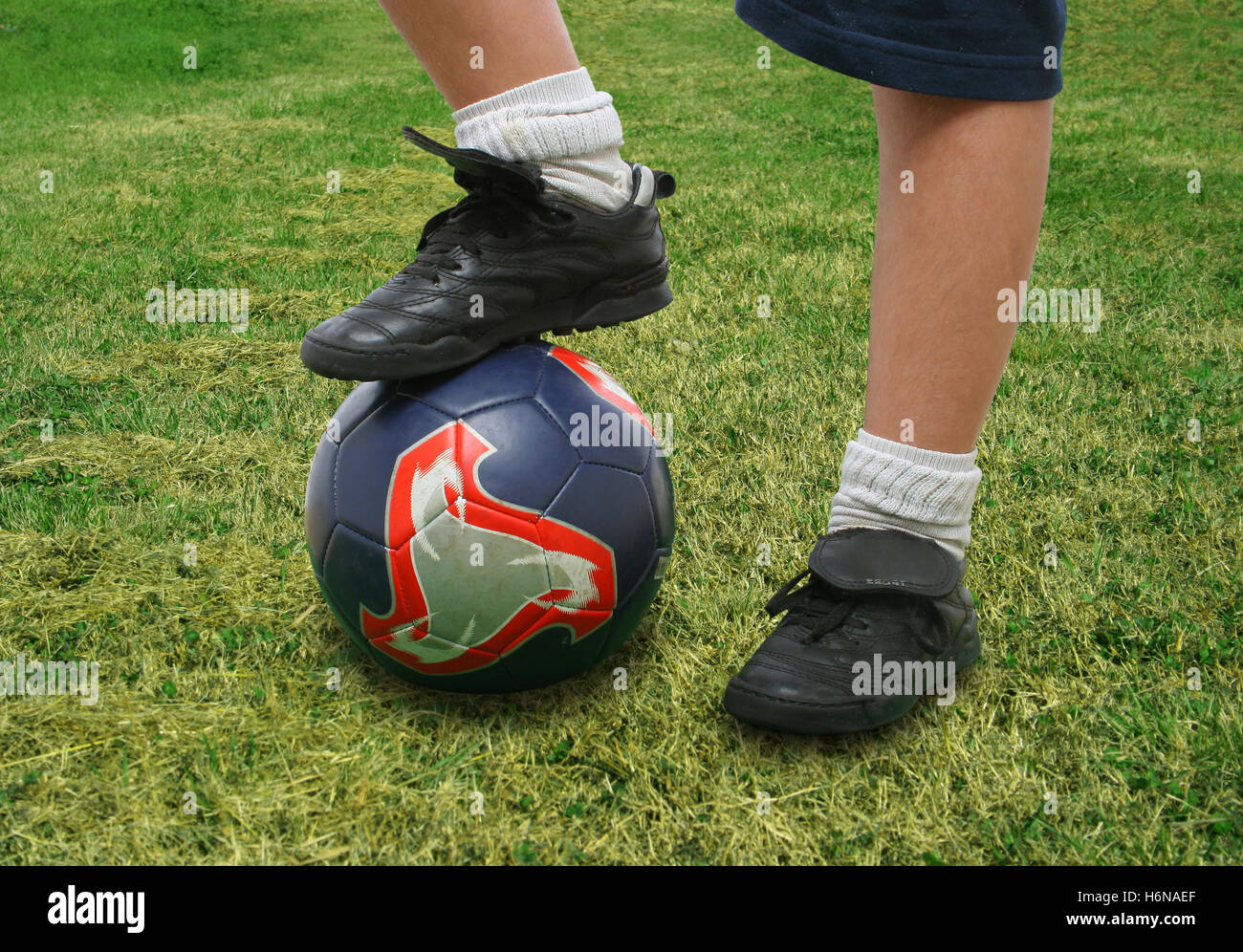 Boy bouncing football hi-res stock photography and images - Alamy