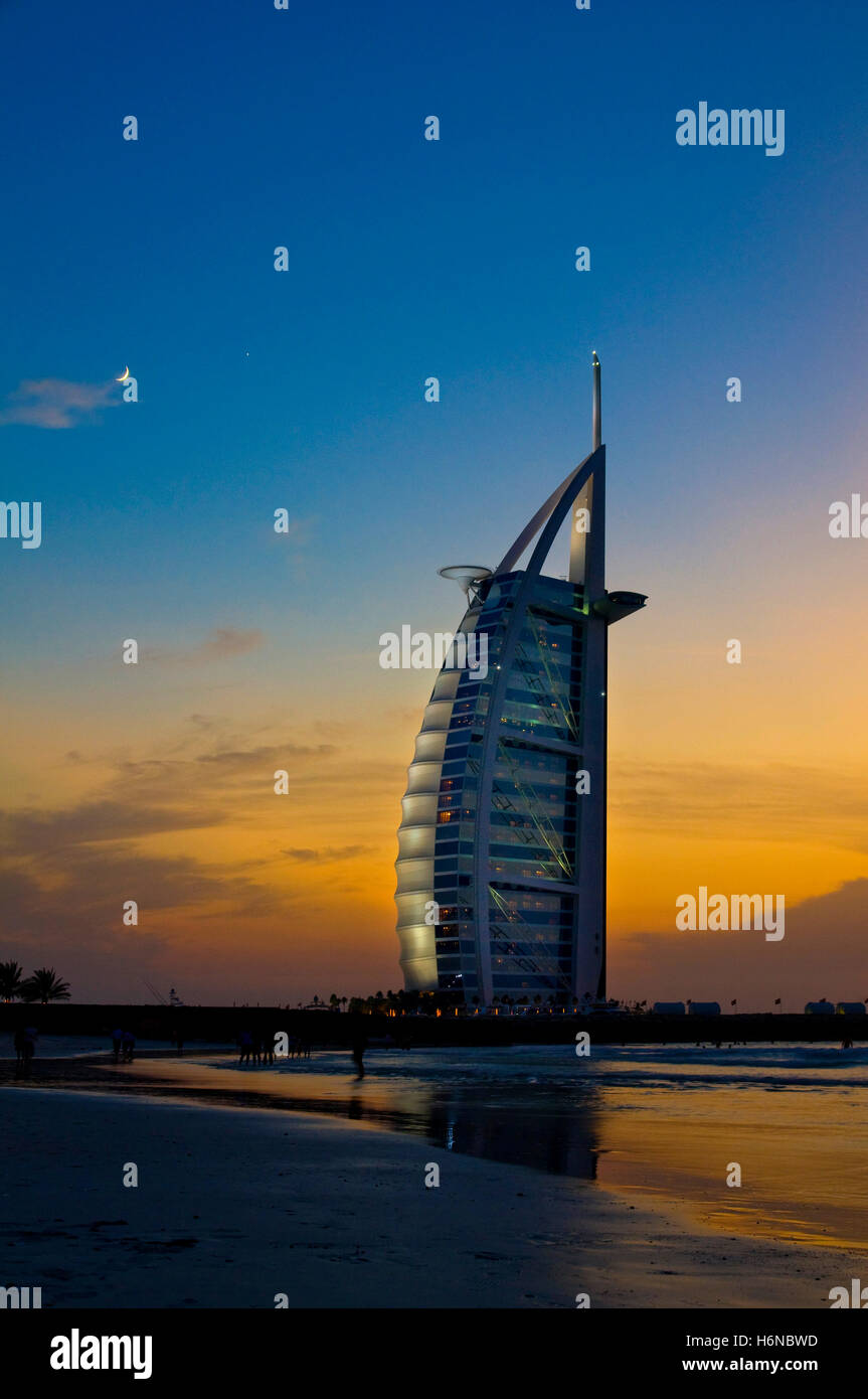 Dubai statues hi-res stock photography and images - Alamy