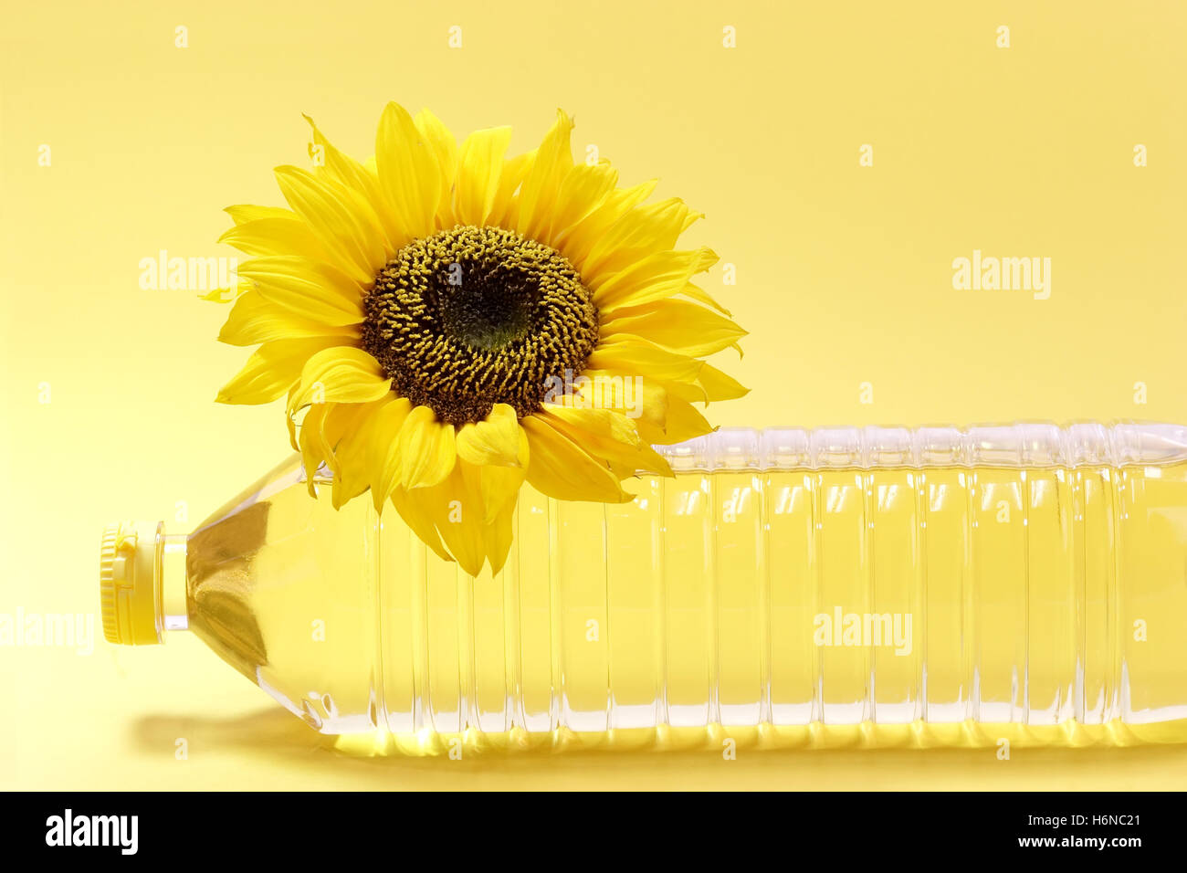 Cooking oil plastic bottle hi-res stock photography and images - Alamy