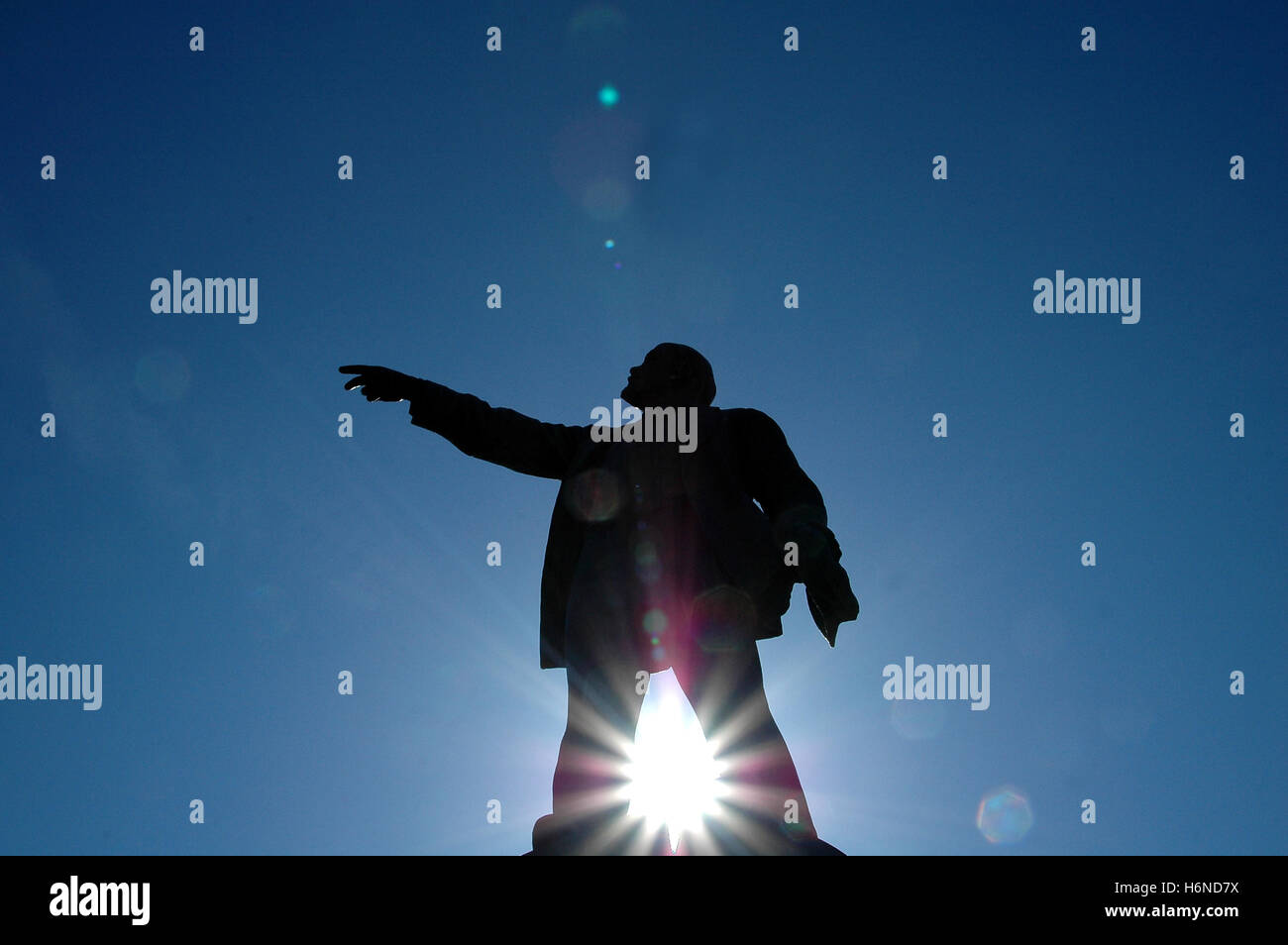 Propaganda statues hi-res stock photography and images - Alamy
