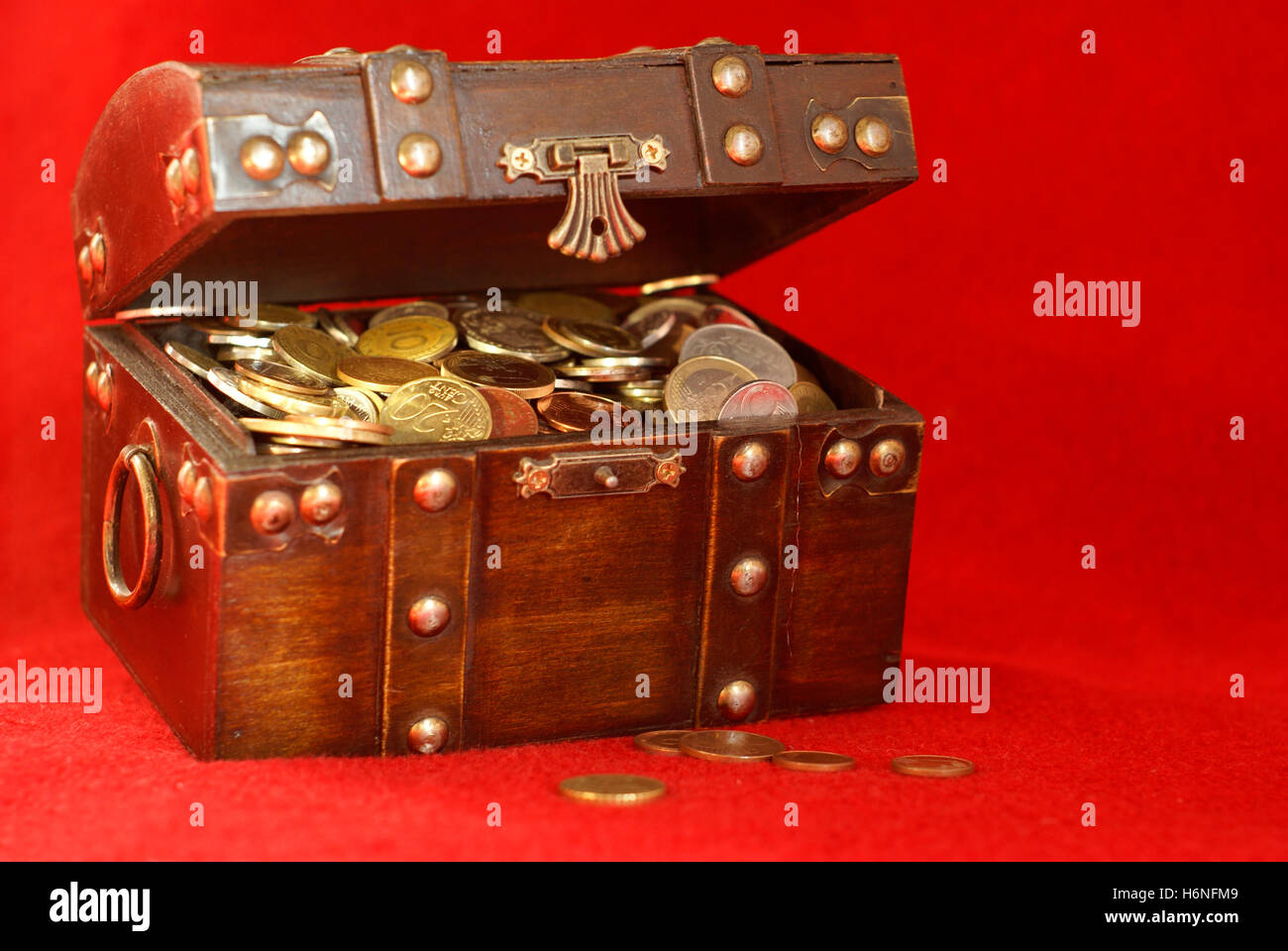 Treasure chest gold coins hi-res stock photography and images - Alamy