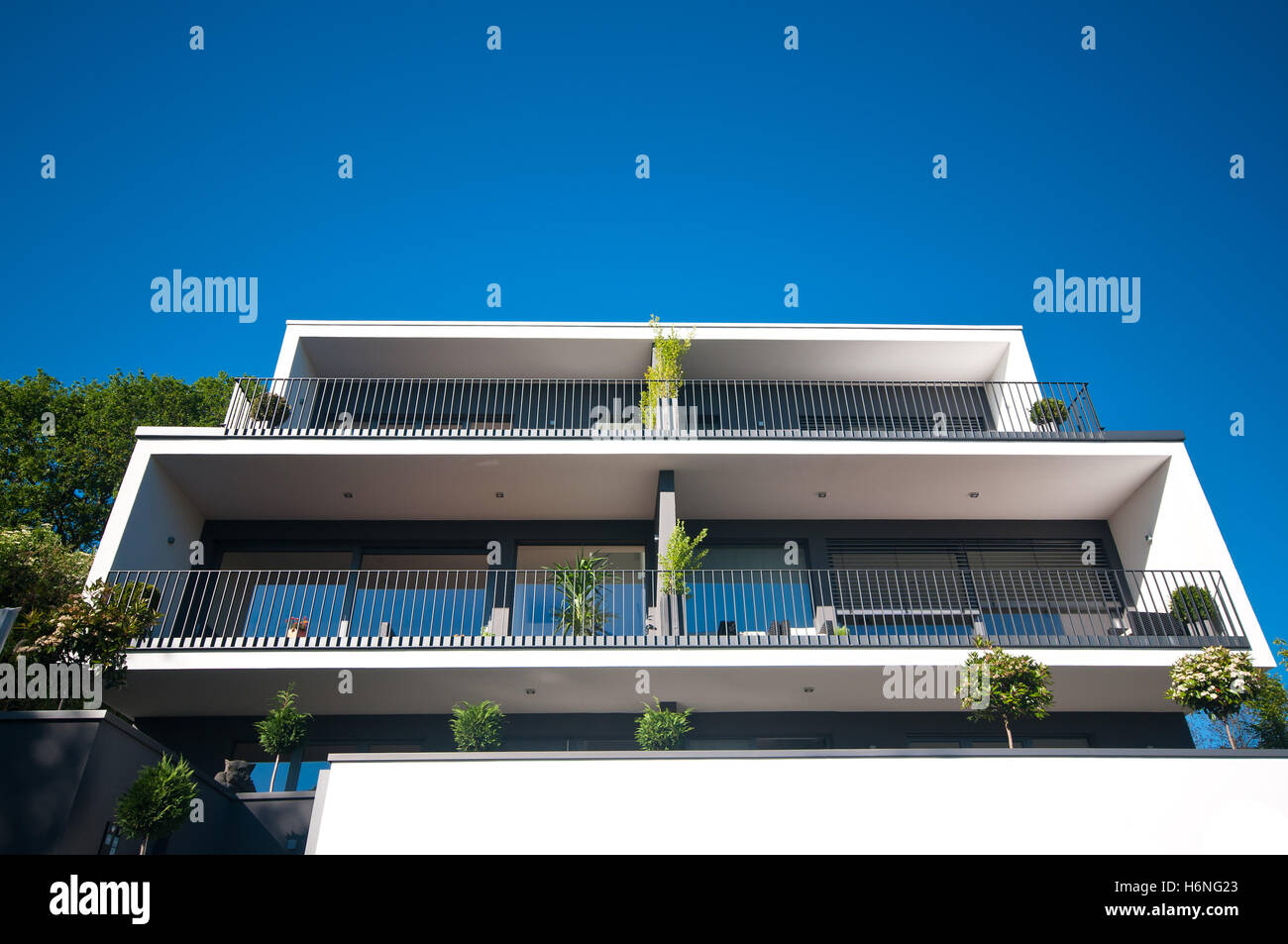 Modern european style villa hi-res stock photography and images - Alamy