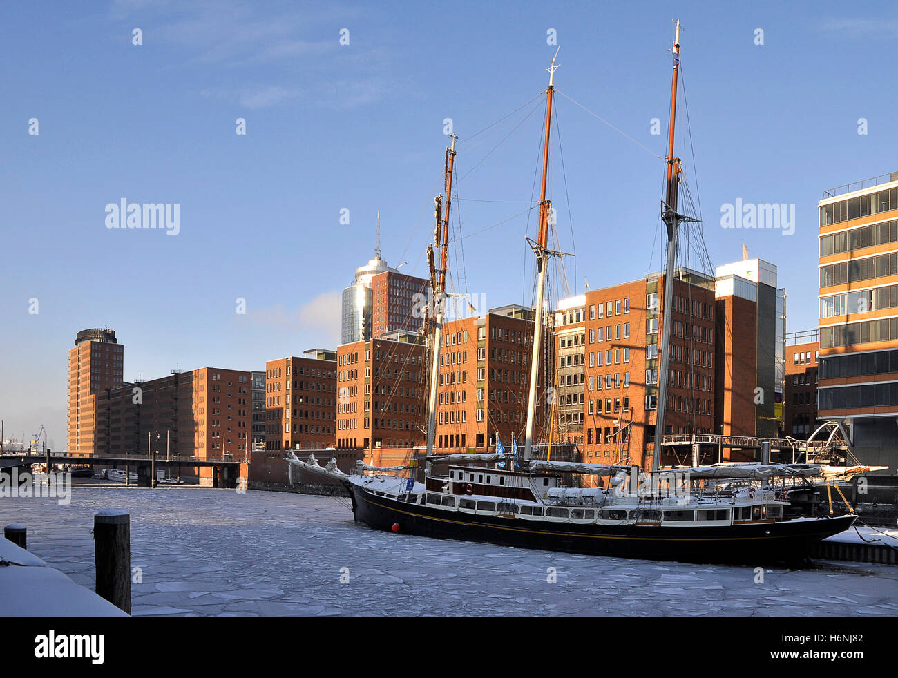Harbor cities hi-res stock photography and images - Alamy