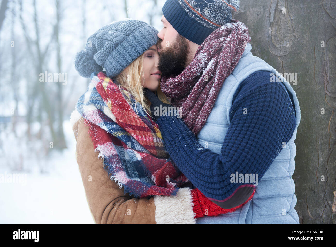 Kissing in snow hi-res stock photography and images - Alamy