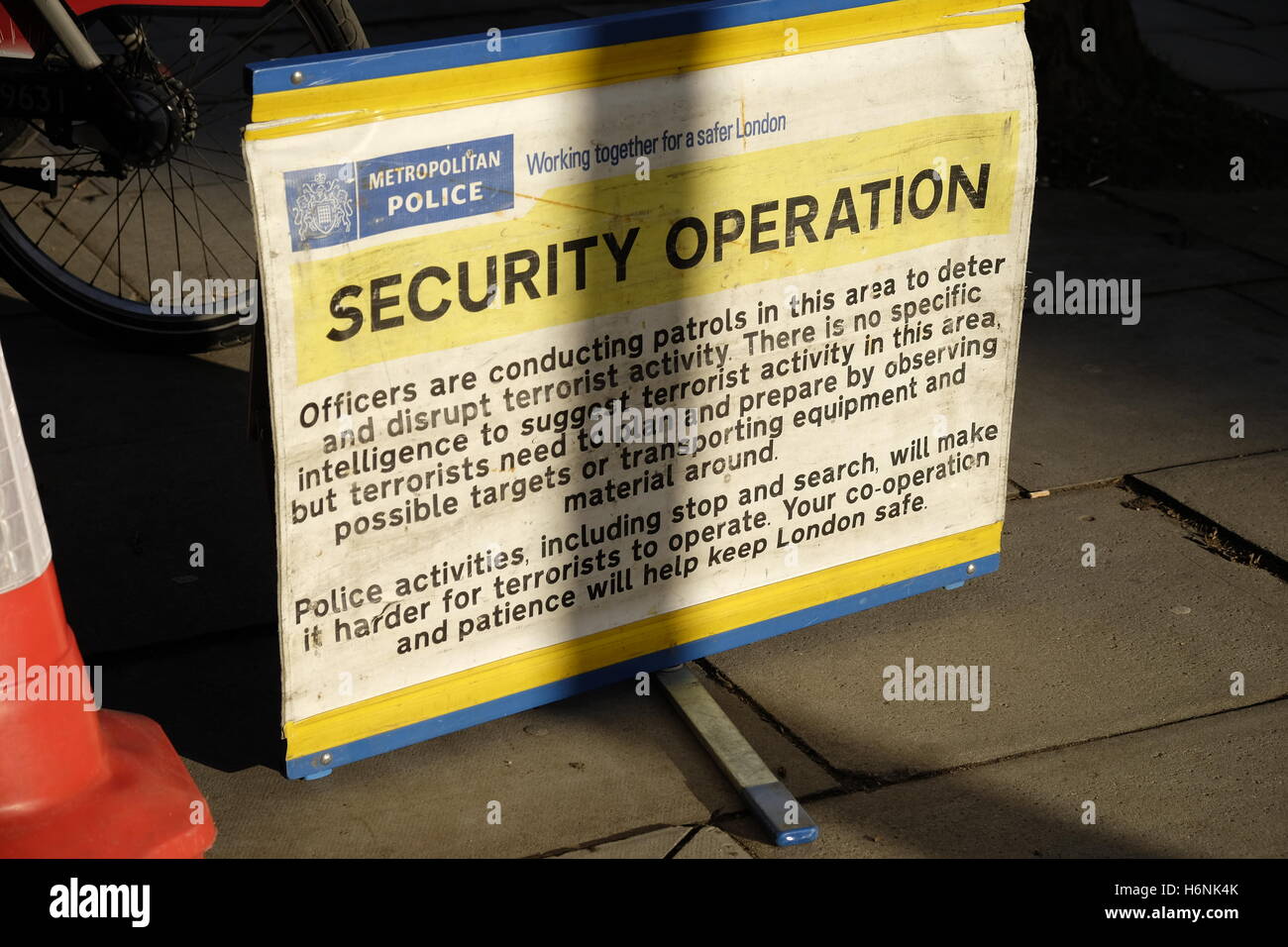 London police sign hi-res stock photography and images - Alamy