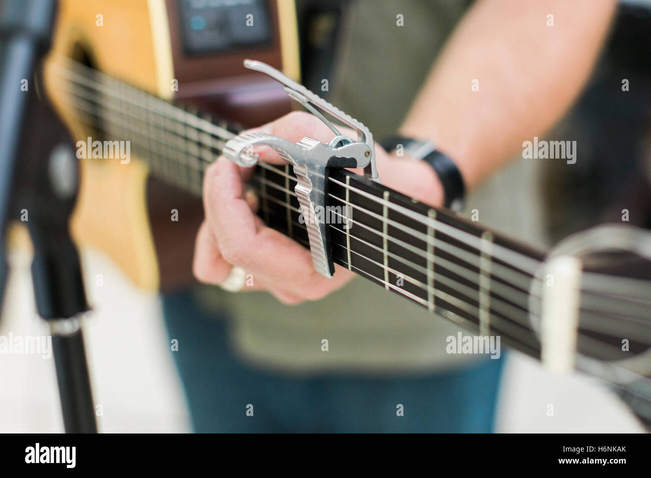 Acoustic guitar player hi-res stock photography and images - Alamy