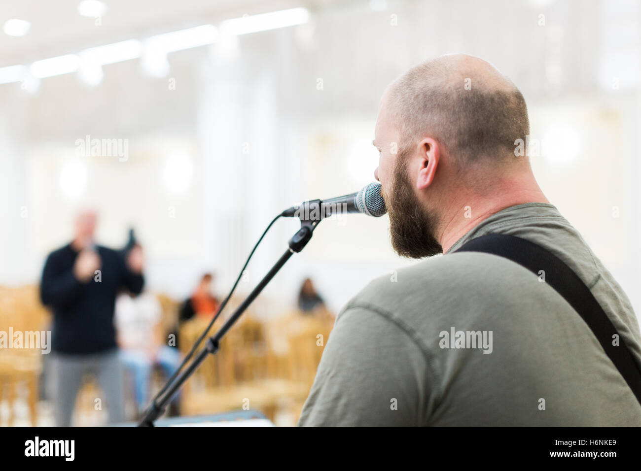 Man singing hi-res stock photography and images - Alamy
